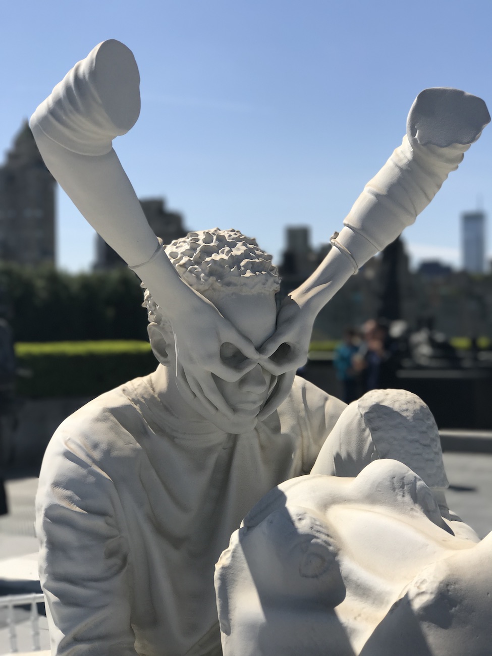 Adrián Villar Rojas sur le toit du MET | Sculpture Nature